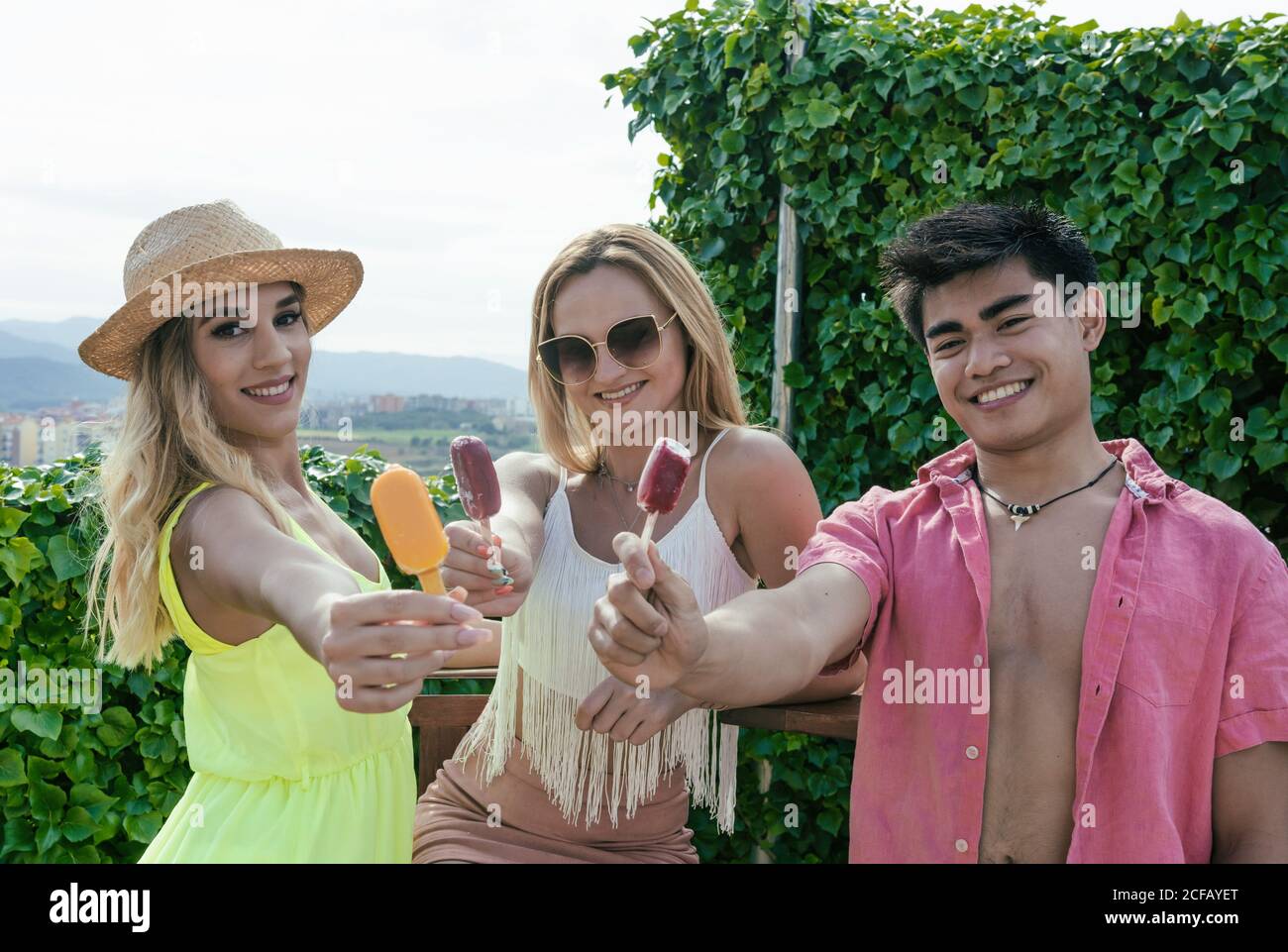 Smiling friends eating ice cream hi-res stock photography and images ...