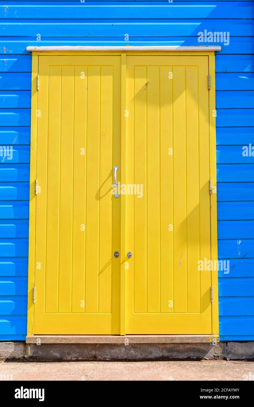 Yellow and blue beach hut Stock Photo - Alamy