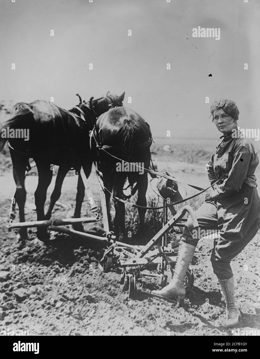 Land army hi-res stock photography and images - Alamy