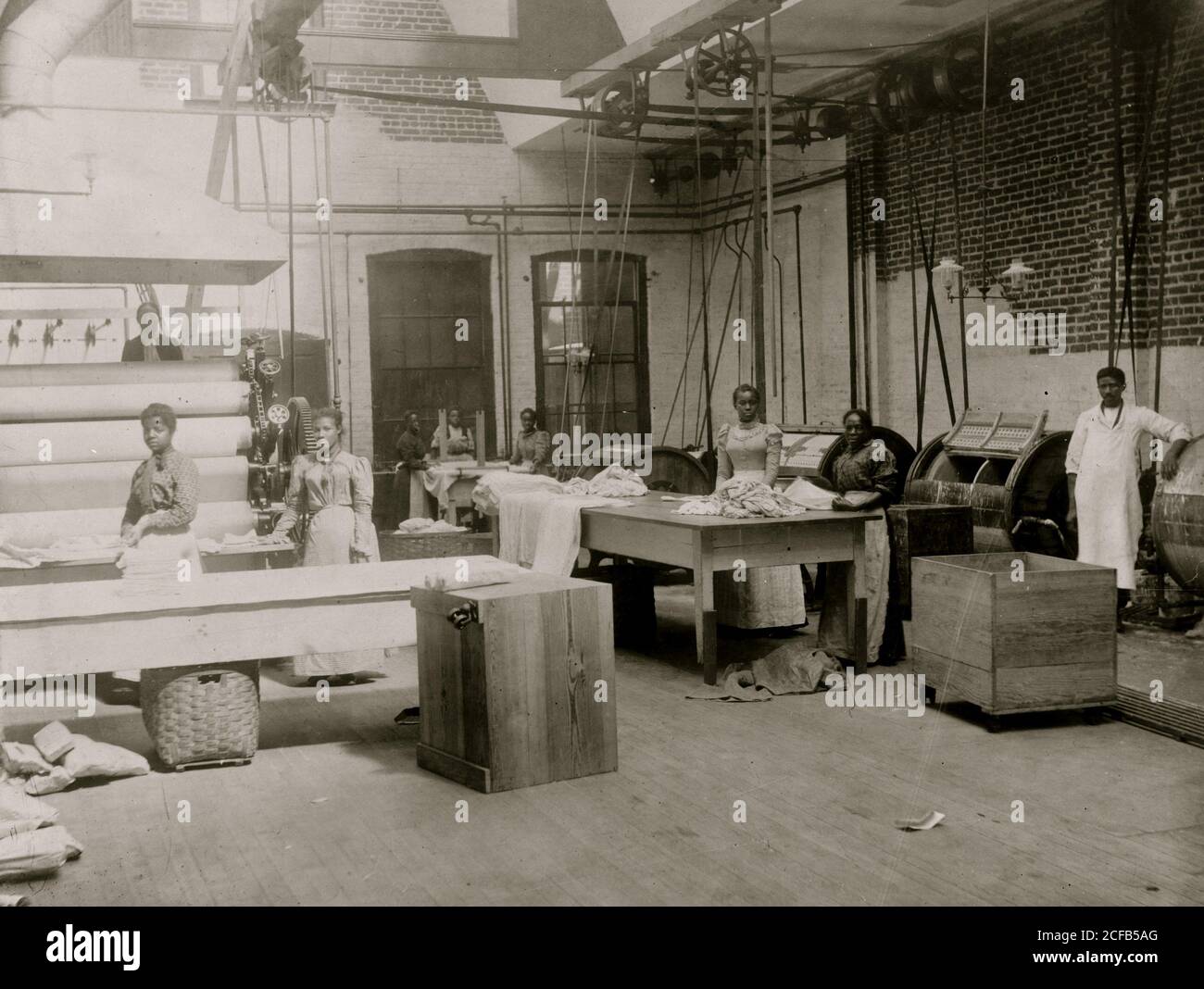 Women laundry workers hi-res stock photography and images - Alamy