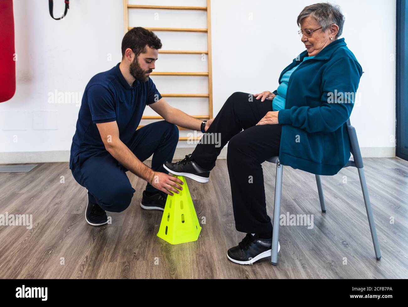 Woman gym putting on support hi-res stock photography and images - Alamy