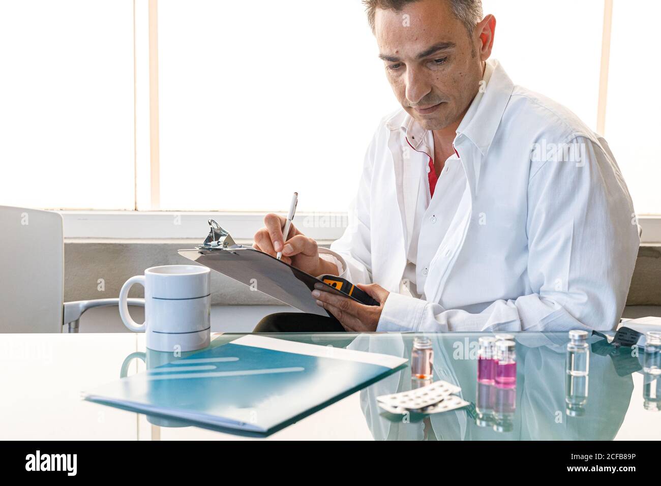 Scientist take down notes hi-res stock photography and images - Alamy