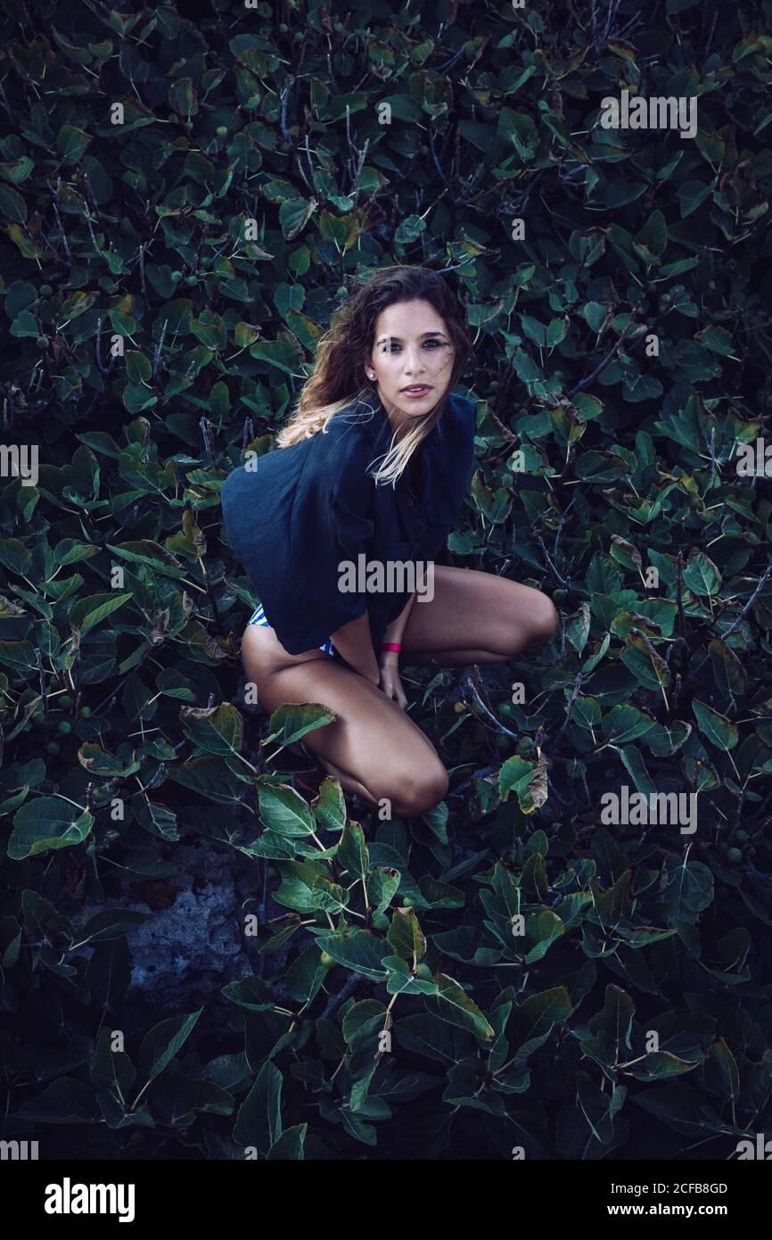 Crouching lady hi-res stock photography and images - Alamy