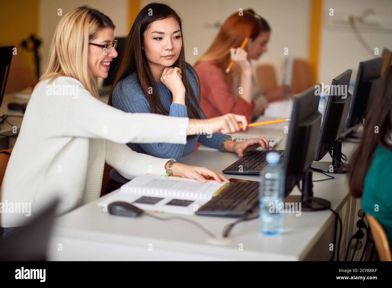 Girls learning science hi-res stock photography and images - Alamy
