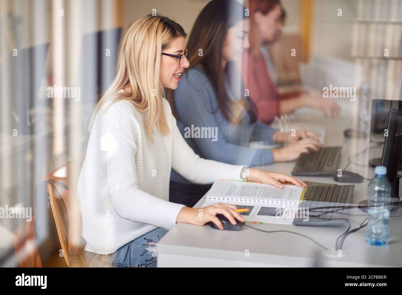 Learn how to use computers hi-res stock photography and images - Alamy