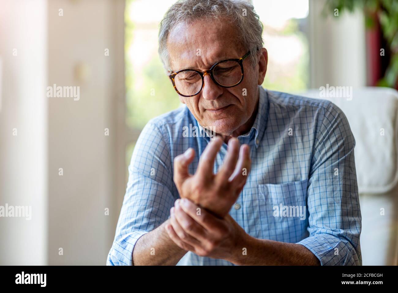 Man arthritis hands hi-res stock photography and images - Alamy