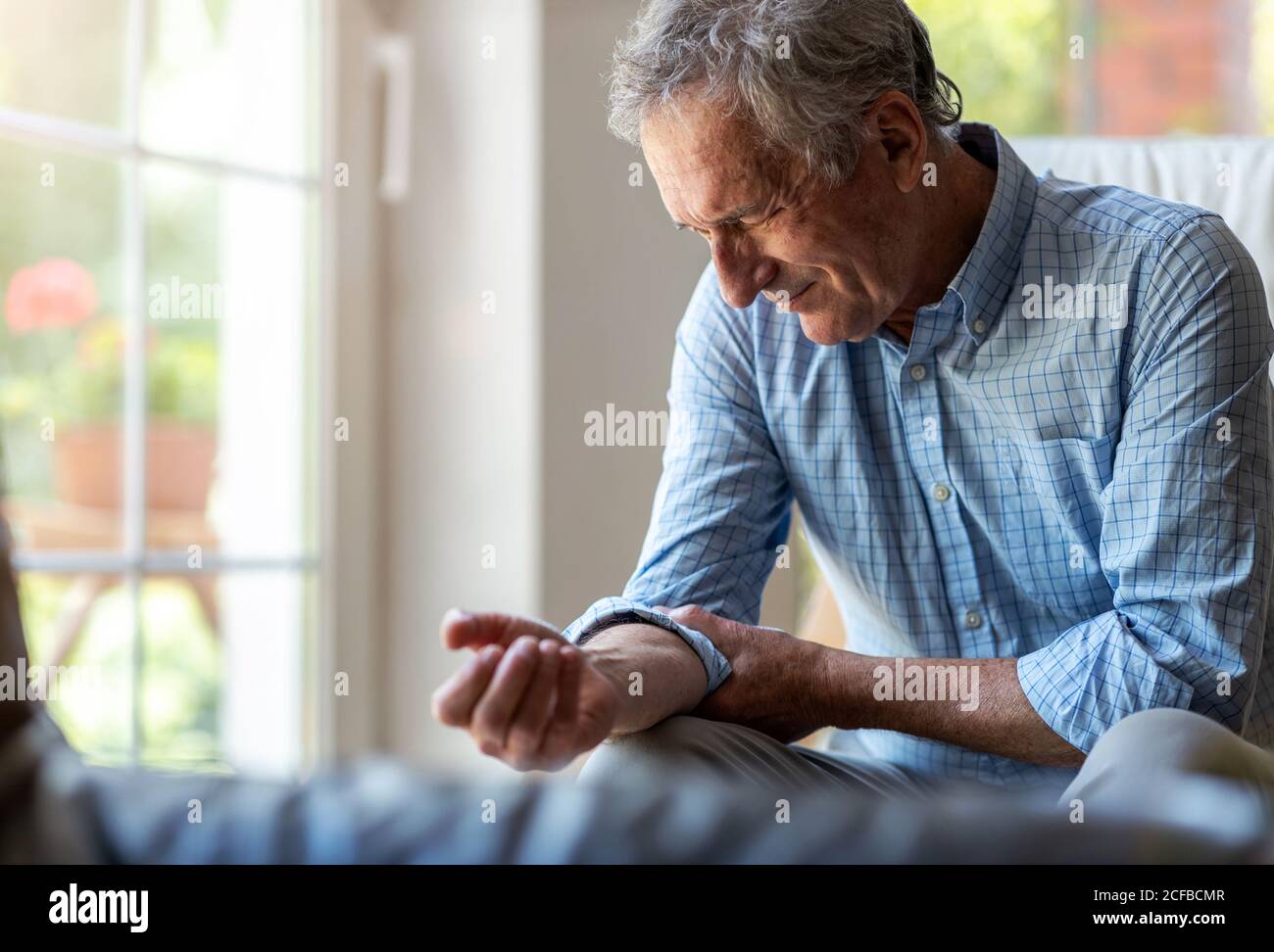 Man arthritis hands hi-res stock photography and images - Alamy