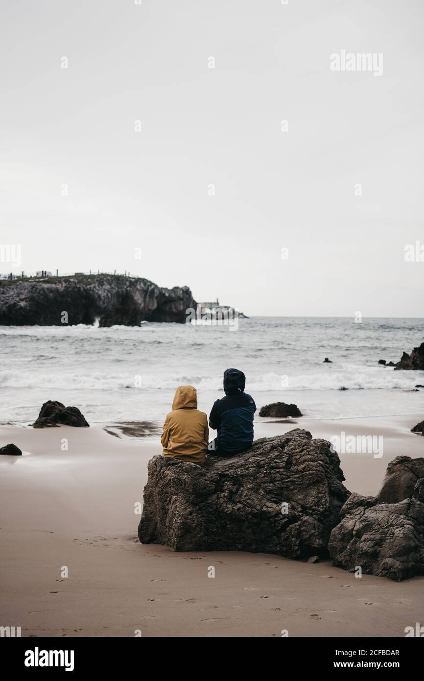 People at beach in jackets hi-res stock photography and images - Alamy