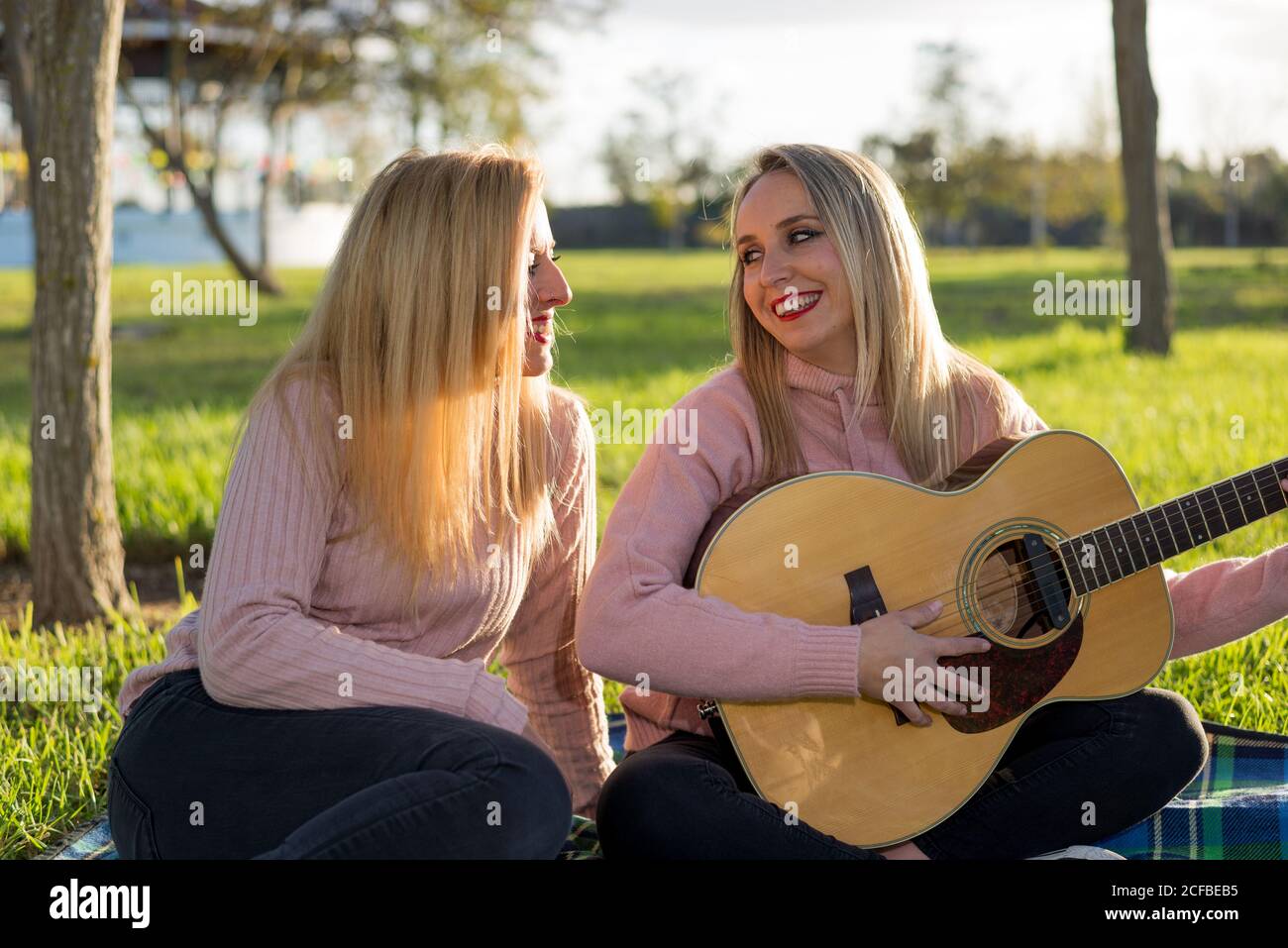 Woman female women guitar hi-res stock photography and images - Alamy