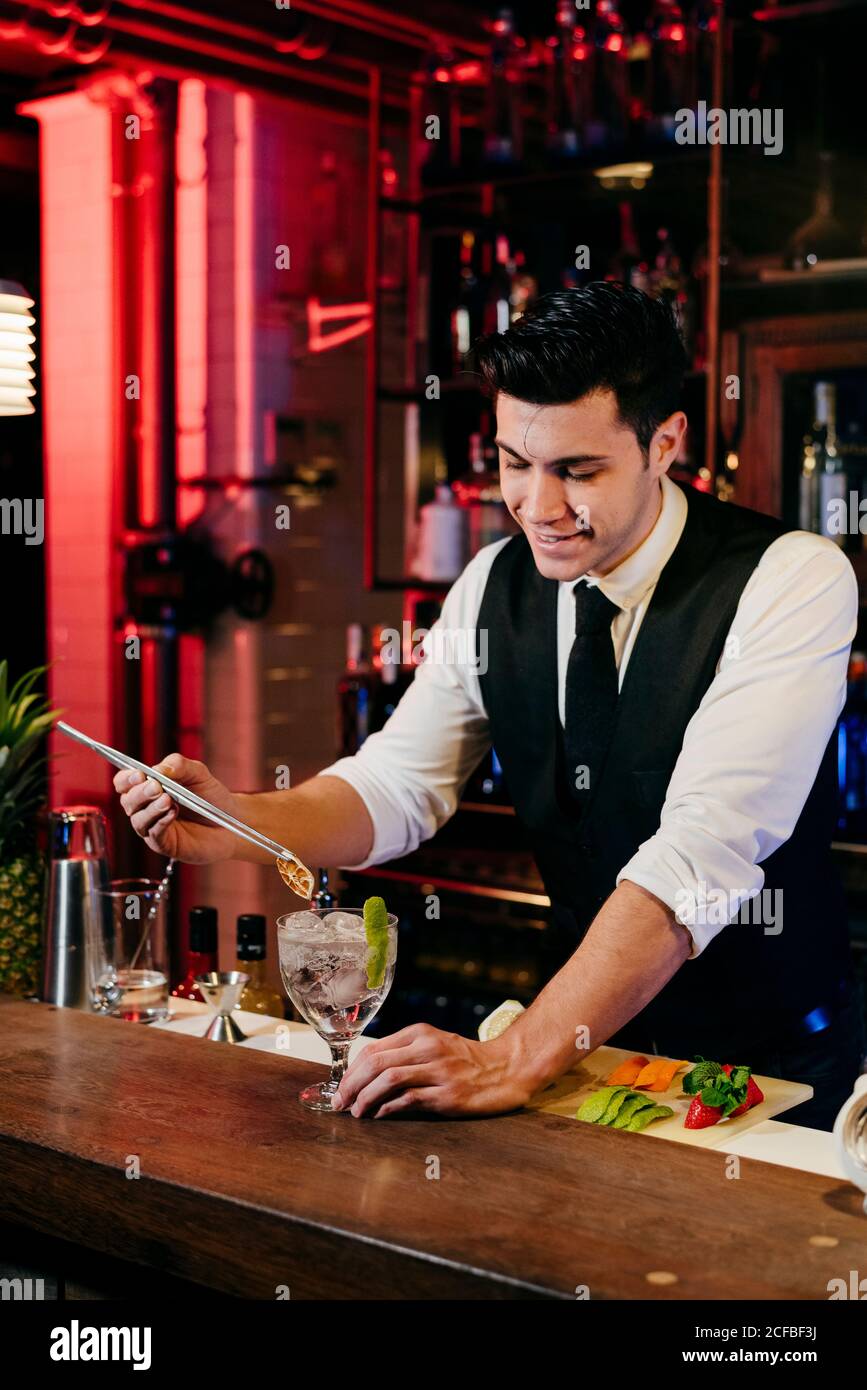 Bartender behind the bar preparing drinks hi-res stock photography and ...