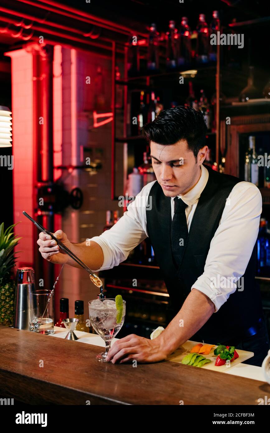 Bartender behind the bar preparing drinks hi-res stock photography and ...