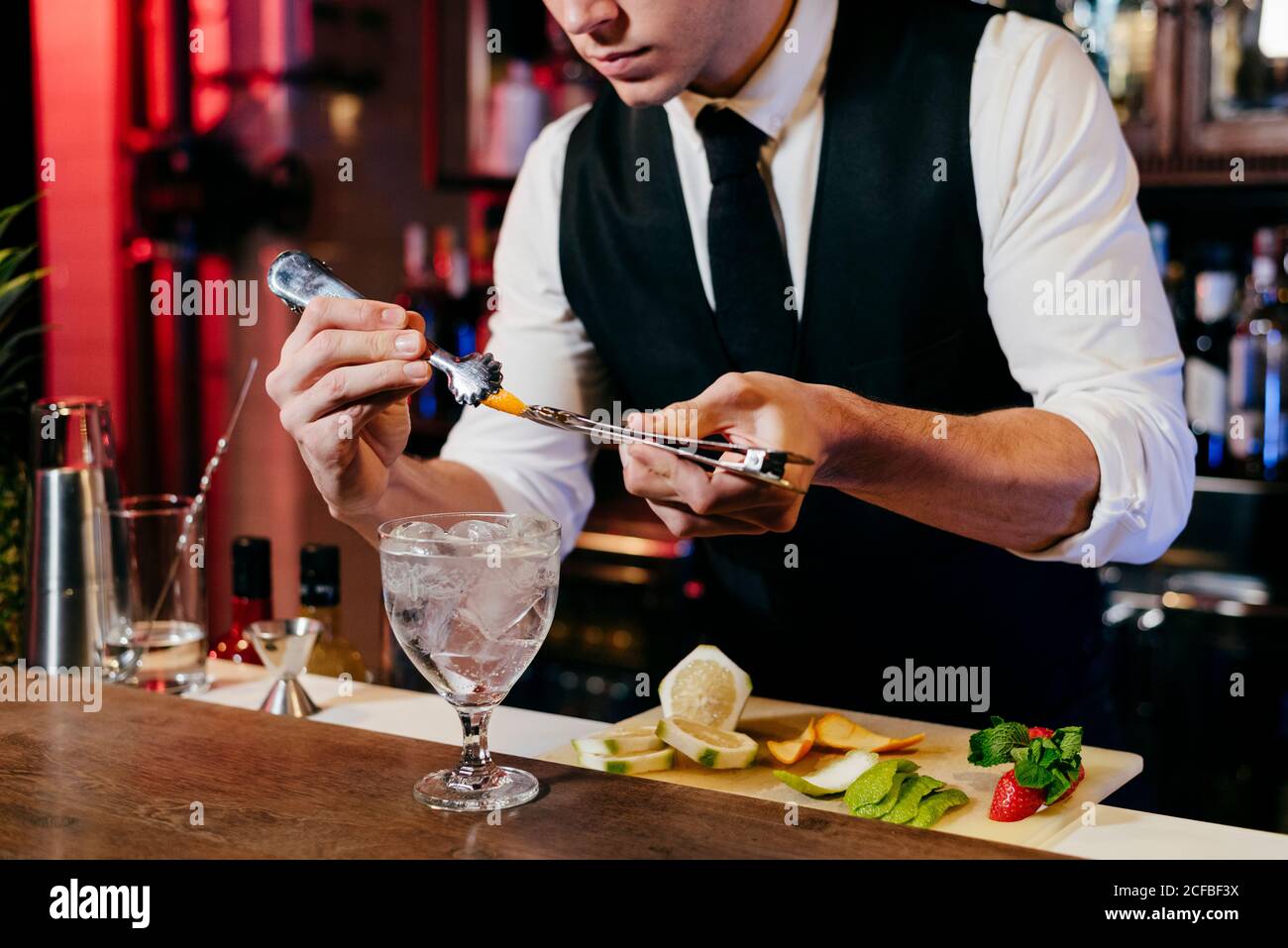 Bartender behind the bar preparing drinks hi-res stock photography and ...