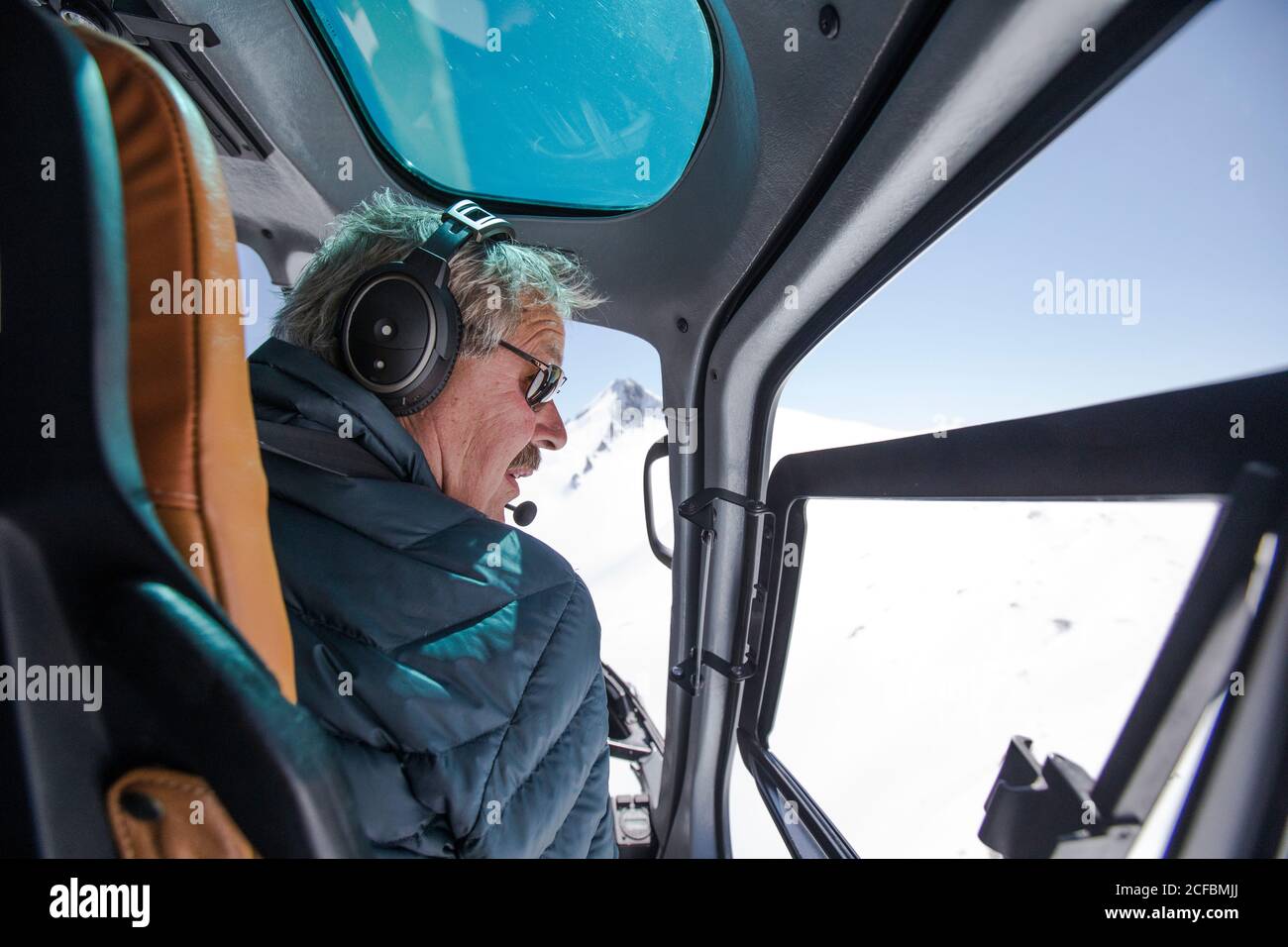 Elderly pilot hi-res stock photography and images - Alamy