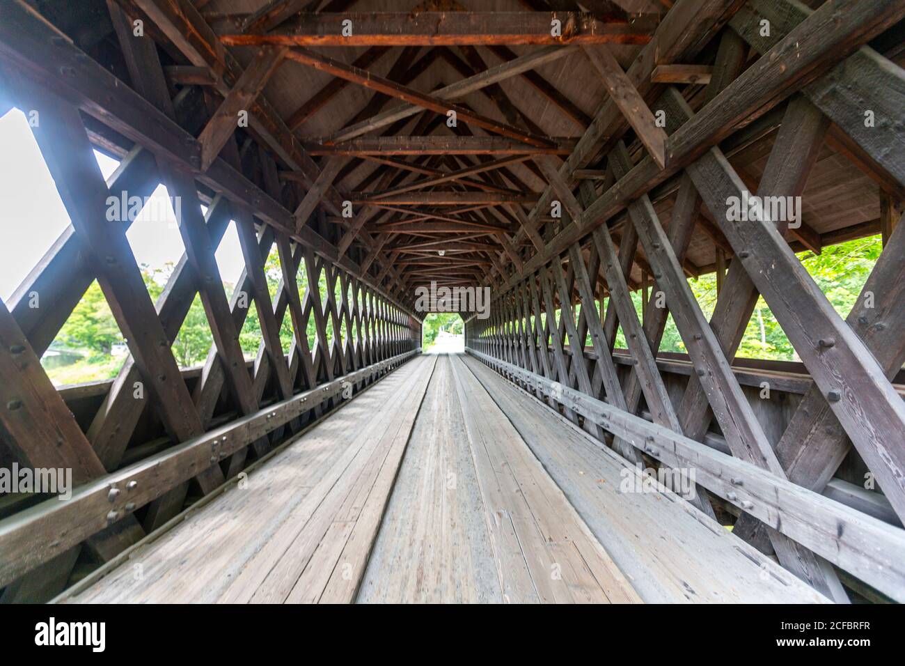 Middle of bridge hi-res stock photography and images - Alamy