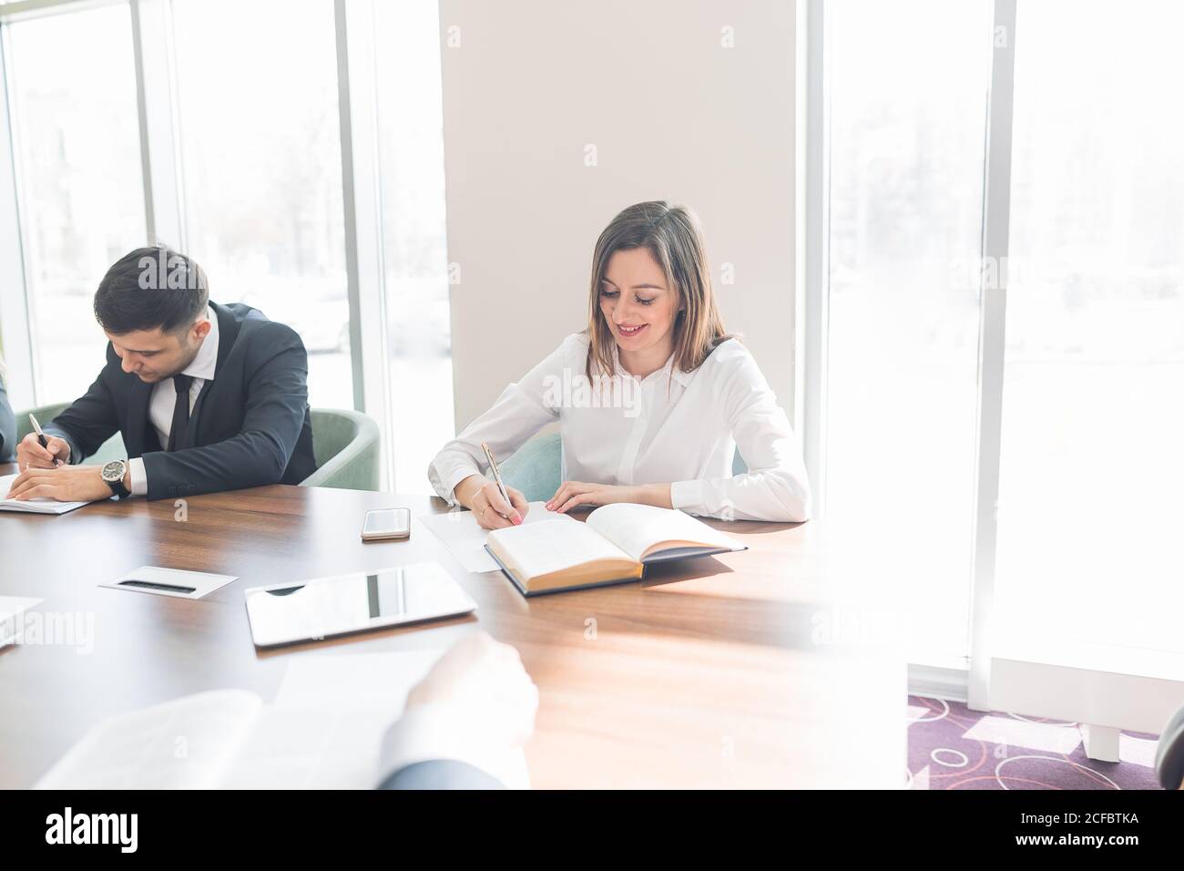 Female hand signing contract Stock Photo - Alamy