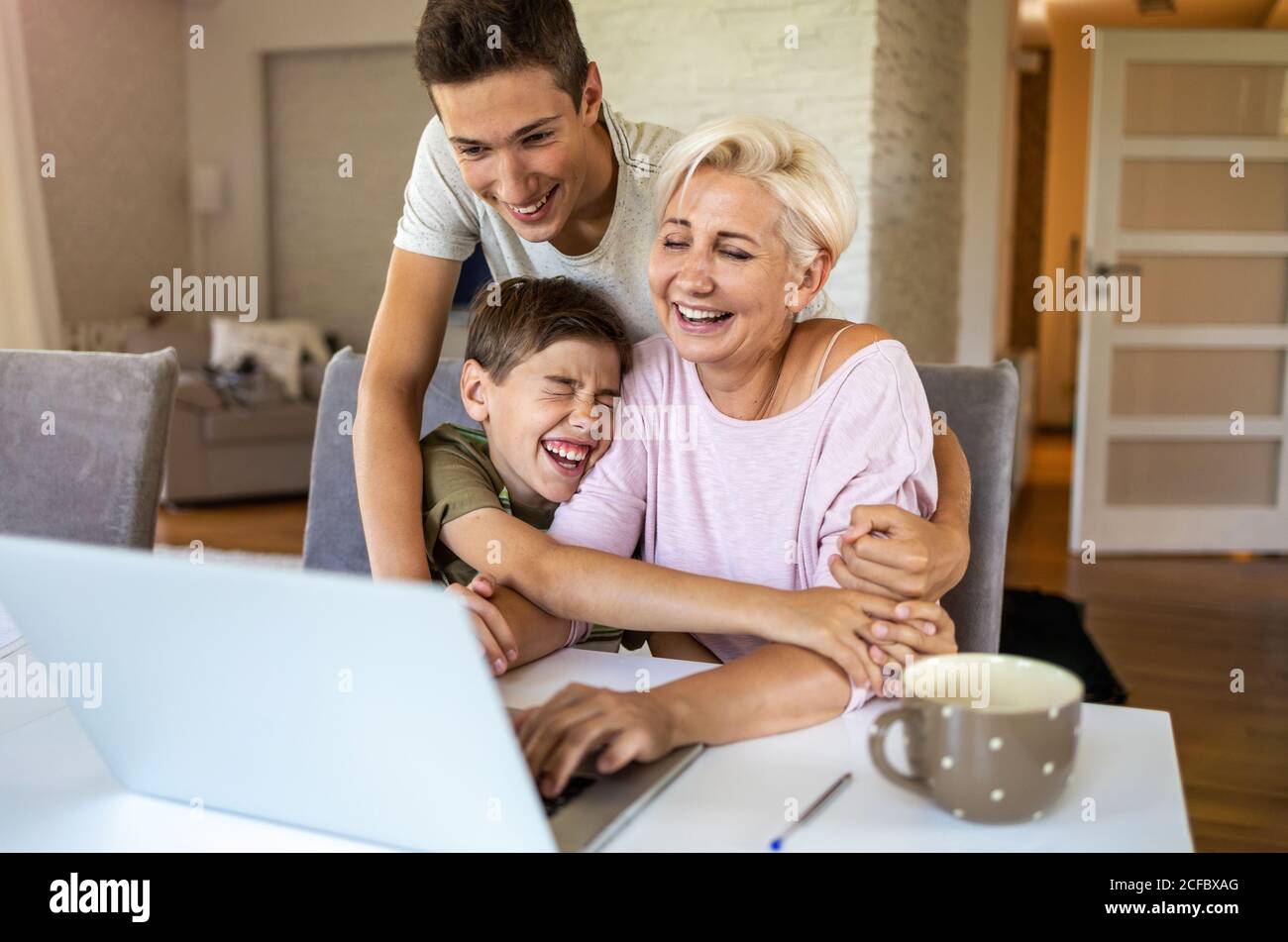 Kids laughing computer hi-res stock photography and images - Alamy