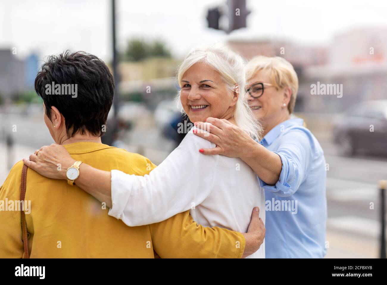 Old friends laughing together hi-res stock photography and images - Alamy