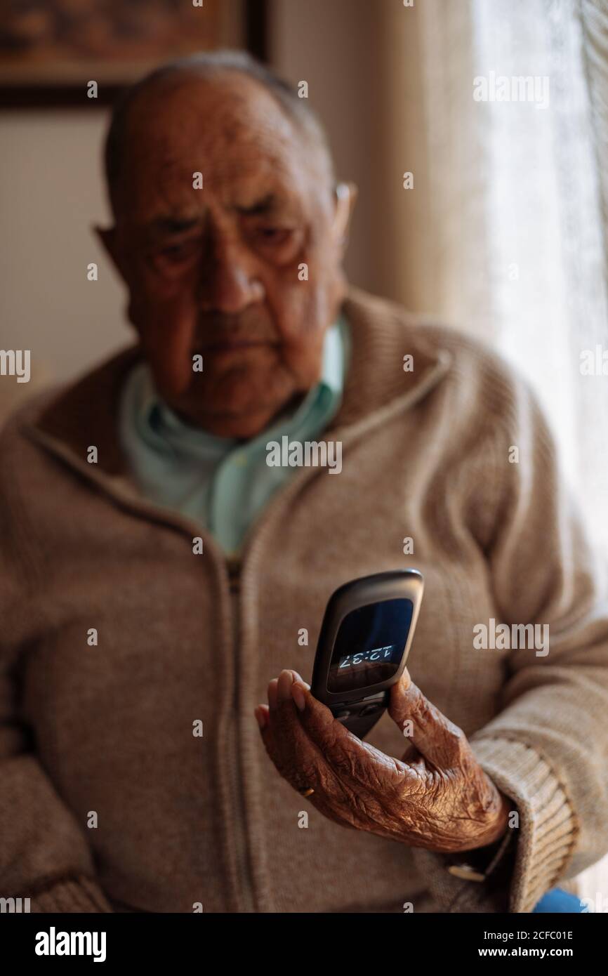 Elderly person using technology hi-res stock photography and images - Alamy