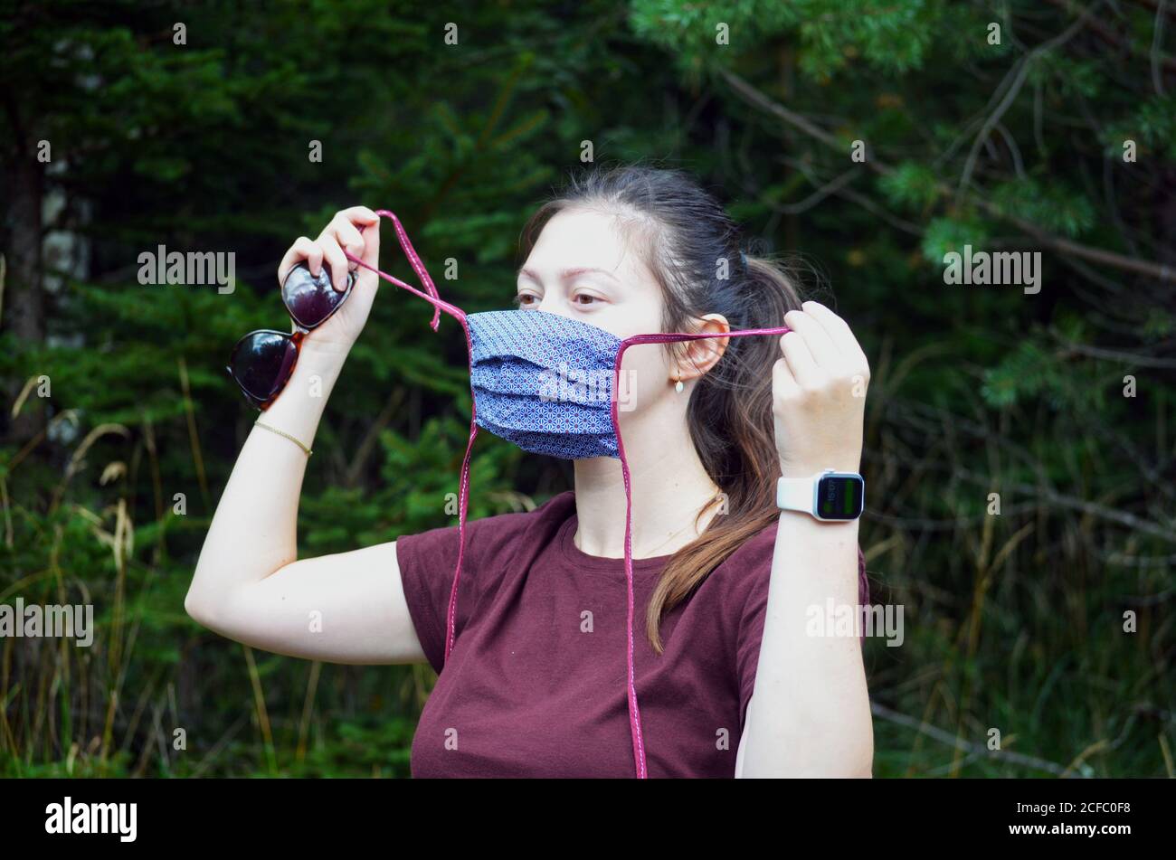 Female with ponytail and mask hi-res stock photography and images - Alamy