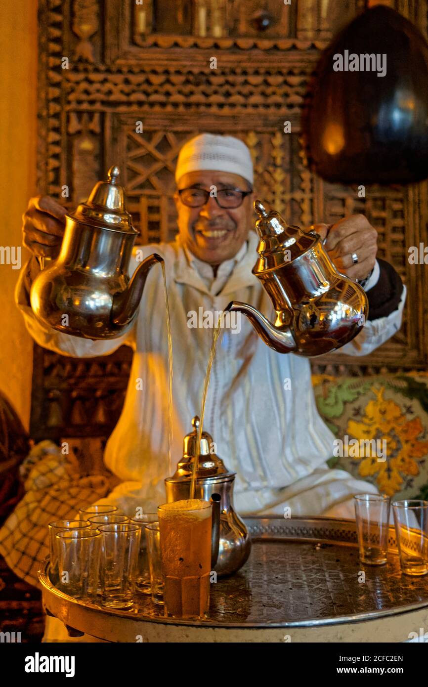 Pouring tea hi-res stock photography and images - Alamy