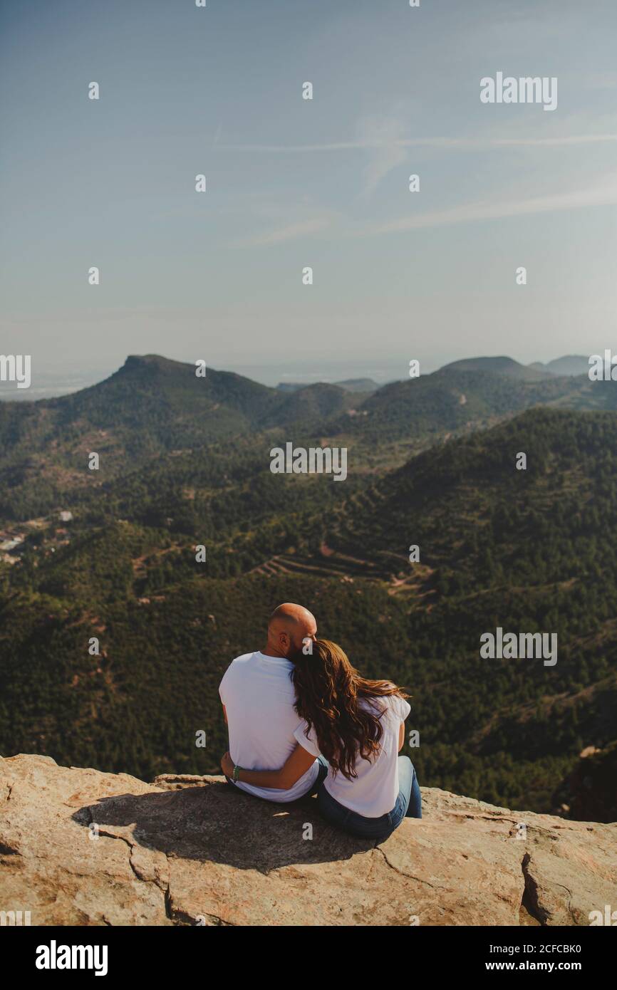 Young couple sitting edge cliff hi-res stock photography and images - Alamy