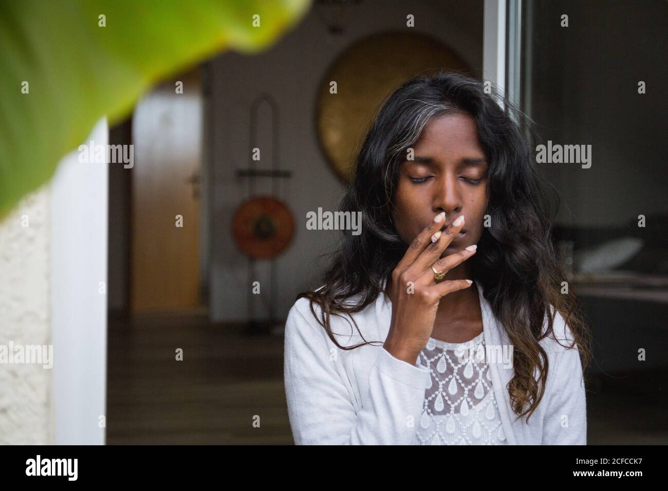 Lady smoking roll up cigarette hi-res stock photography and images - Alamy