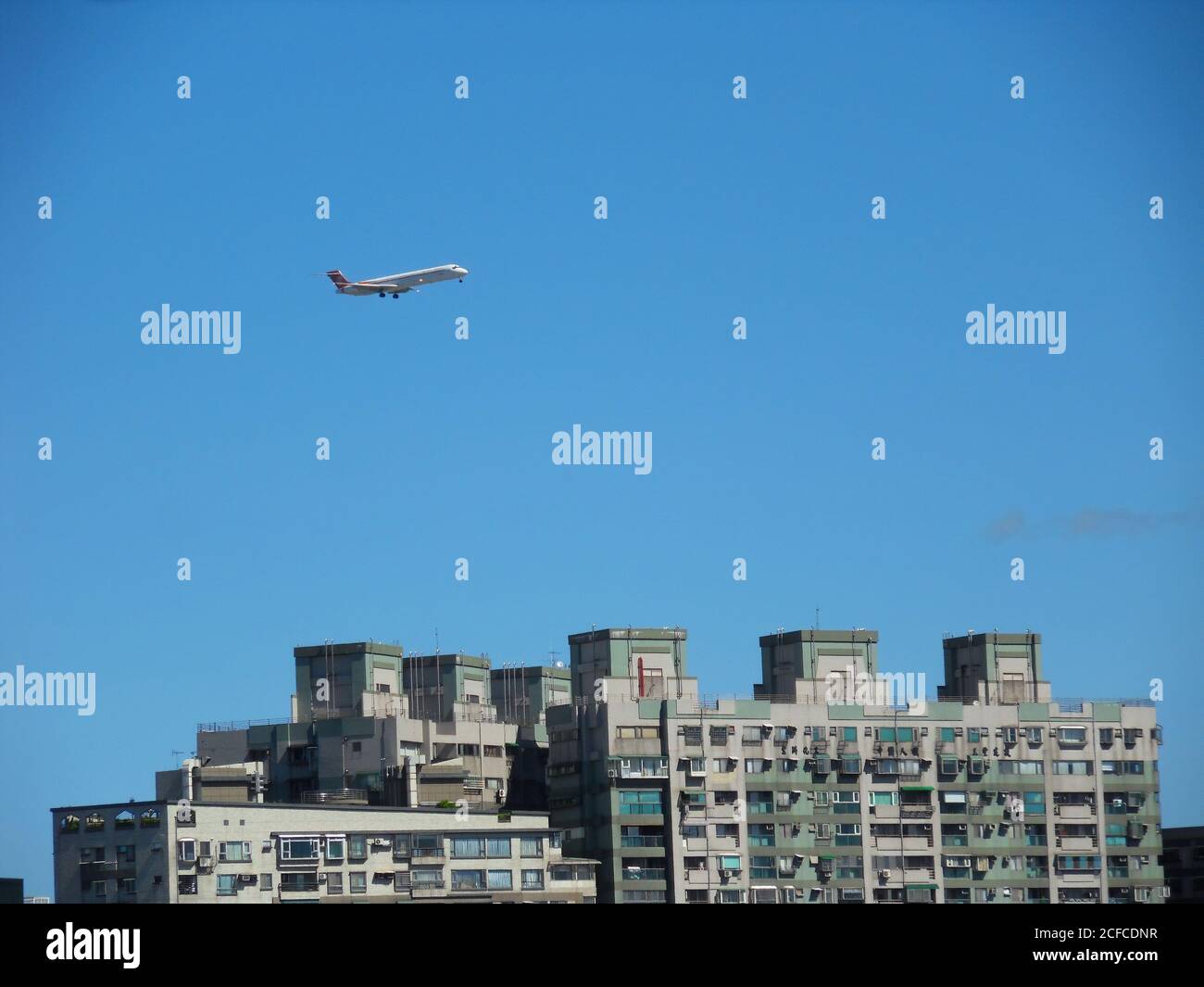 Airplane flying over residence hi-res stock photography and images - Alamy