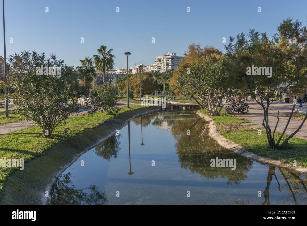 Beautiful landscape of Turia River gardens Jardin del Turia, leisure ...
