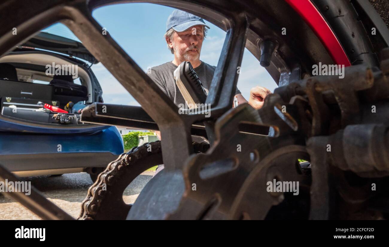 Man repairing a motorcycle hi-res stock photography and images - Alamy