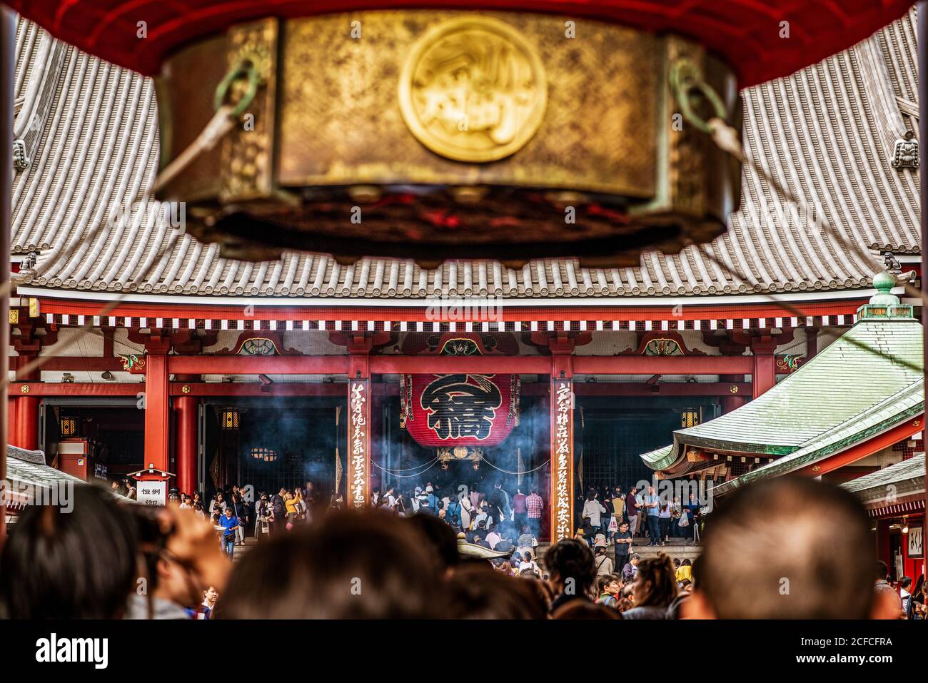 The impressive main hall, Hondo, at Senso-ji in Asakusa, Tokyo Stock ...