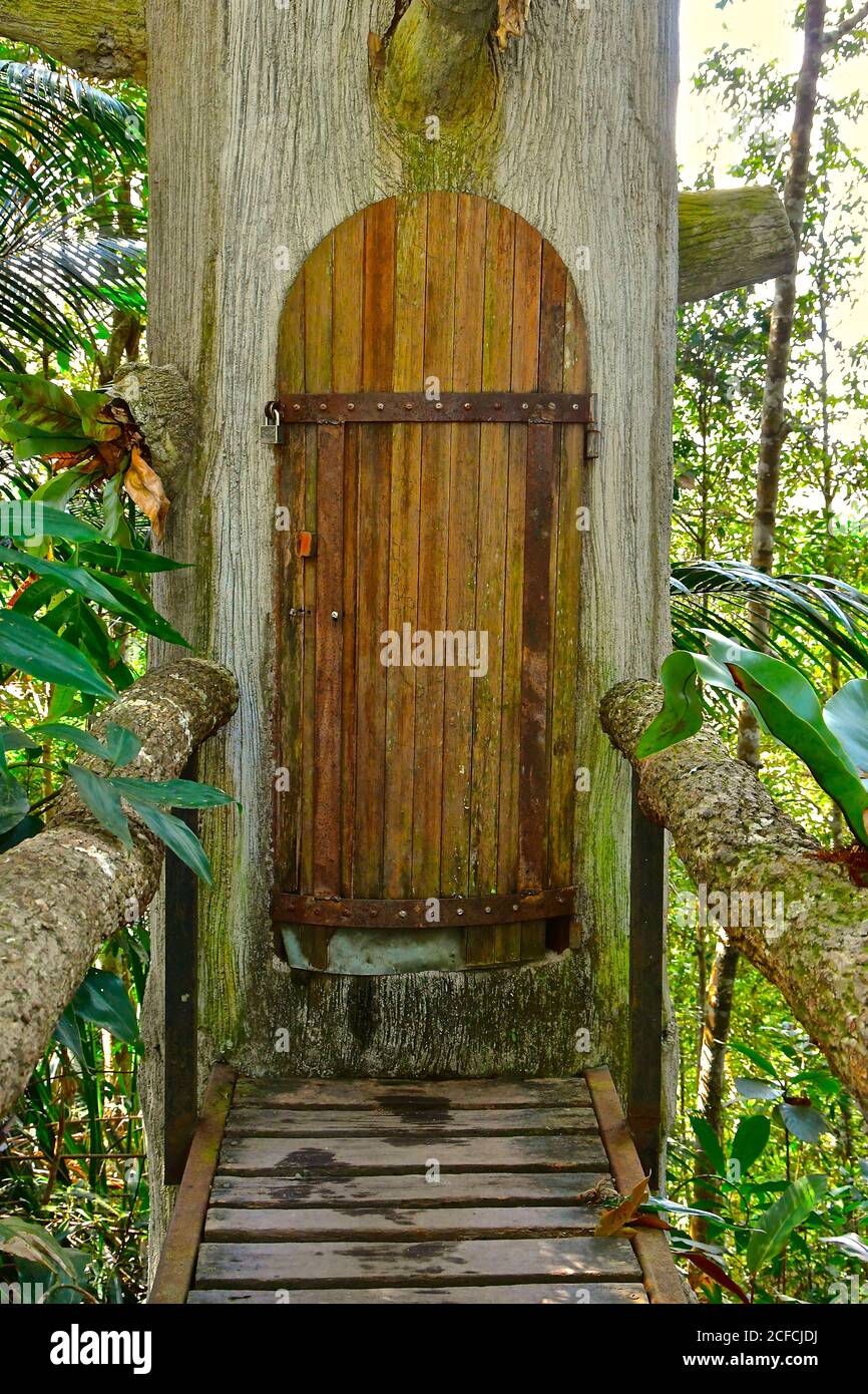 Arched doorway garden hi-res stock photography and images - Alamy