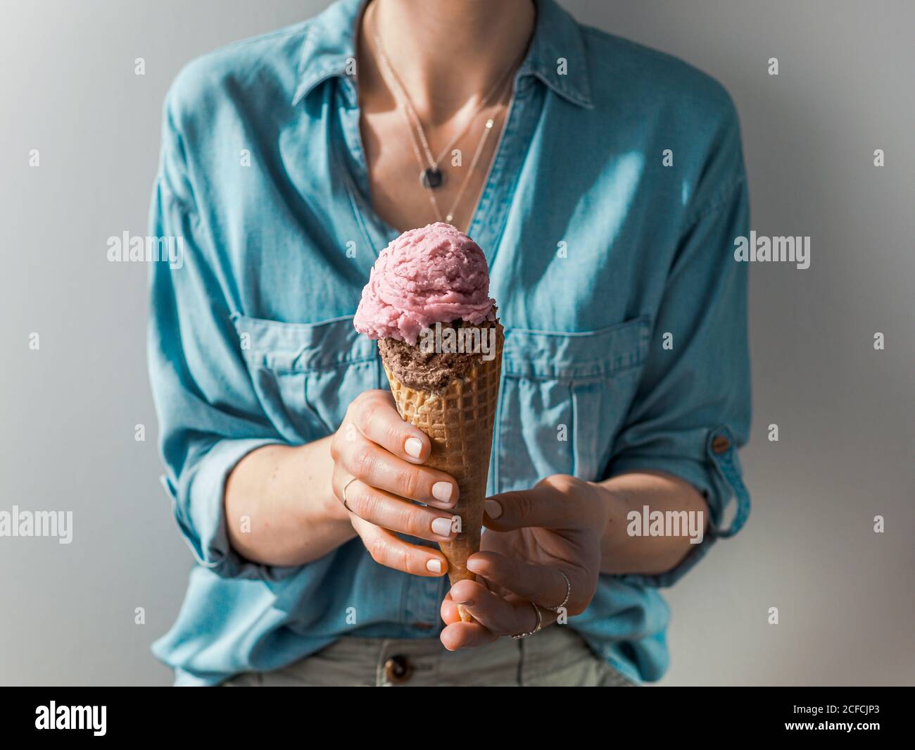 Hand holding ice cream hi-res stock photography and images - Alamy