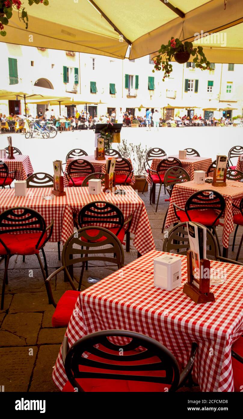 Restaurant, square, Piazza dell'Anfiteatro, Lucca, Tuscany, Italy Stock ...
