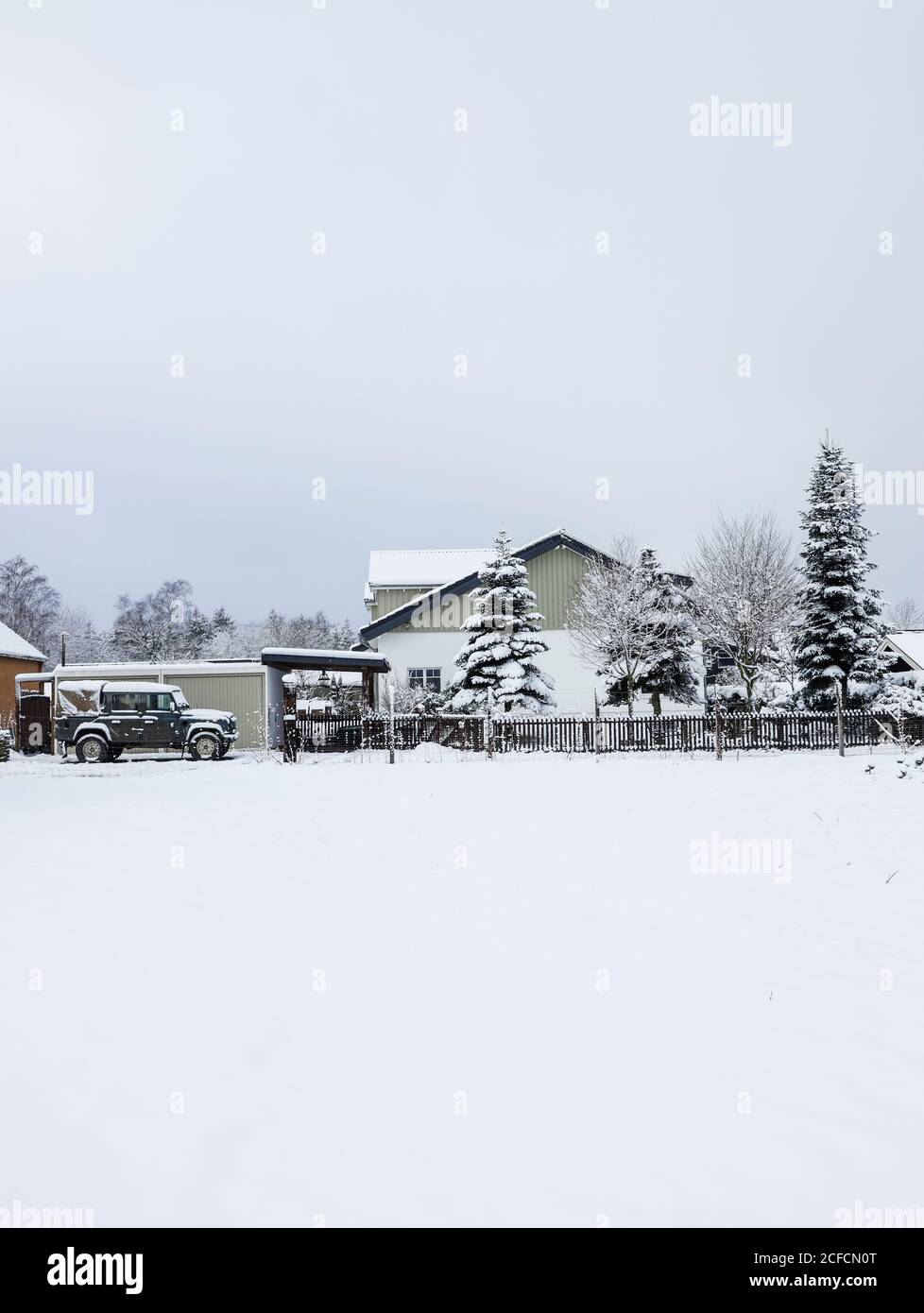 Country cottage in snow hi-res stock photography and images - Alamy