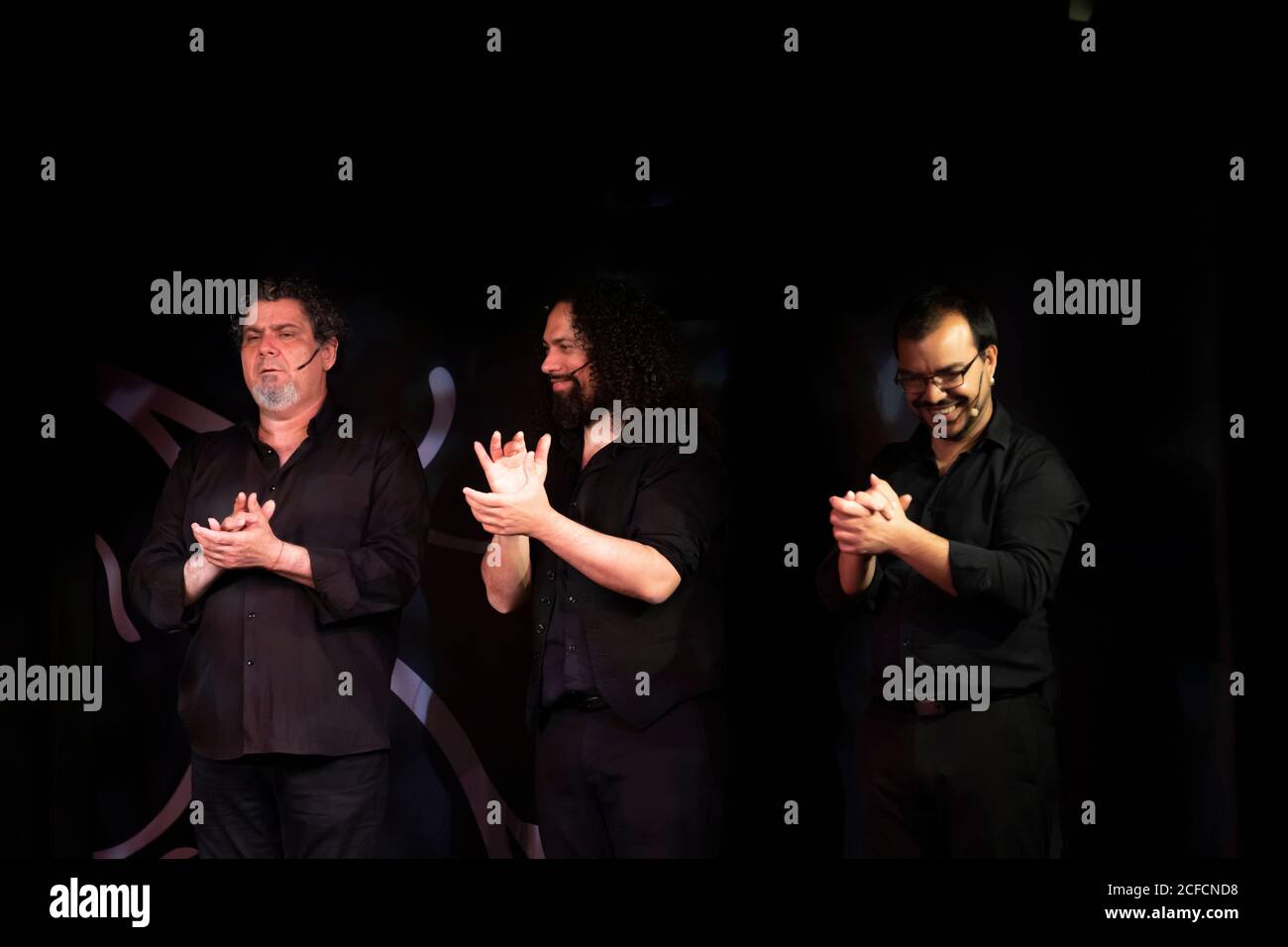 Black audience clapping hi-res stock photography and images - Alamy