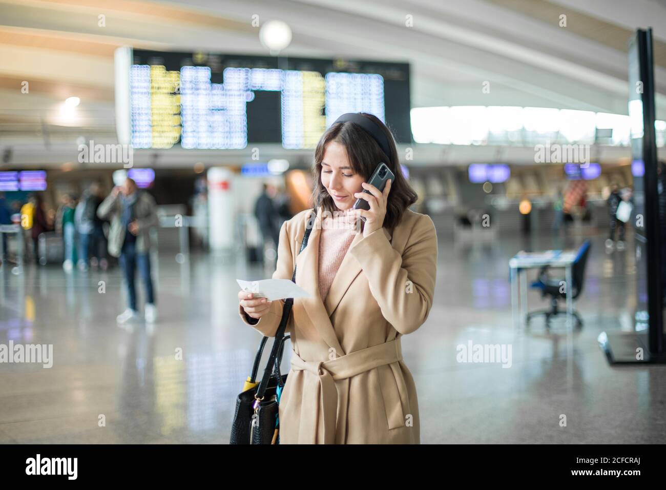 Airport mobile phone woman texting hi-res stock photography and images ...