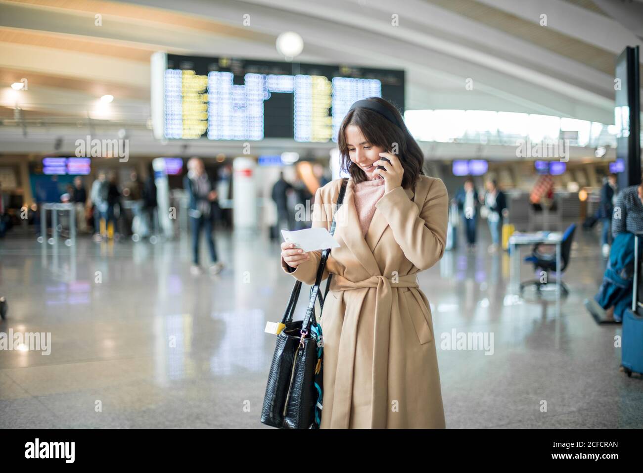 Airport mobile phone woman texting hi-res stock photography and images ...