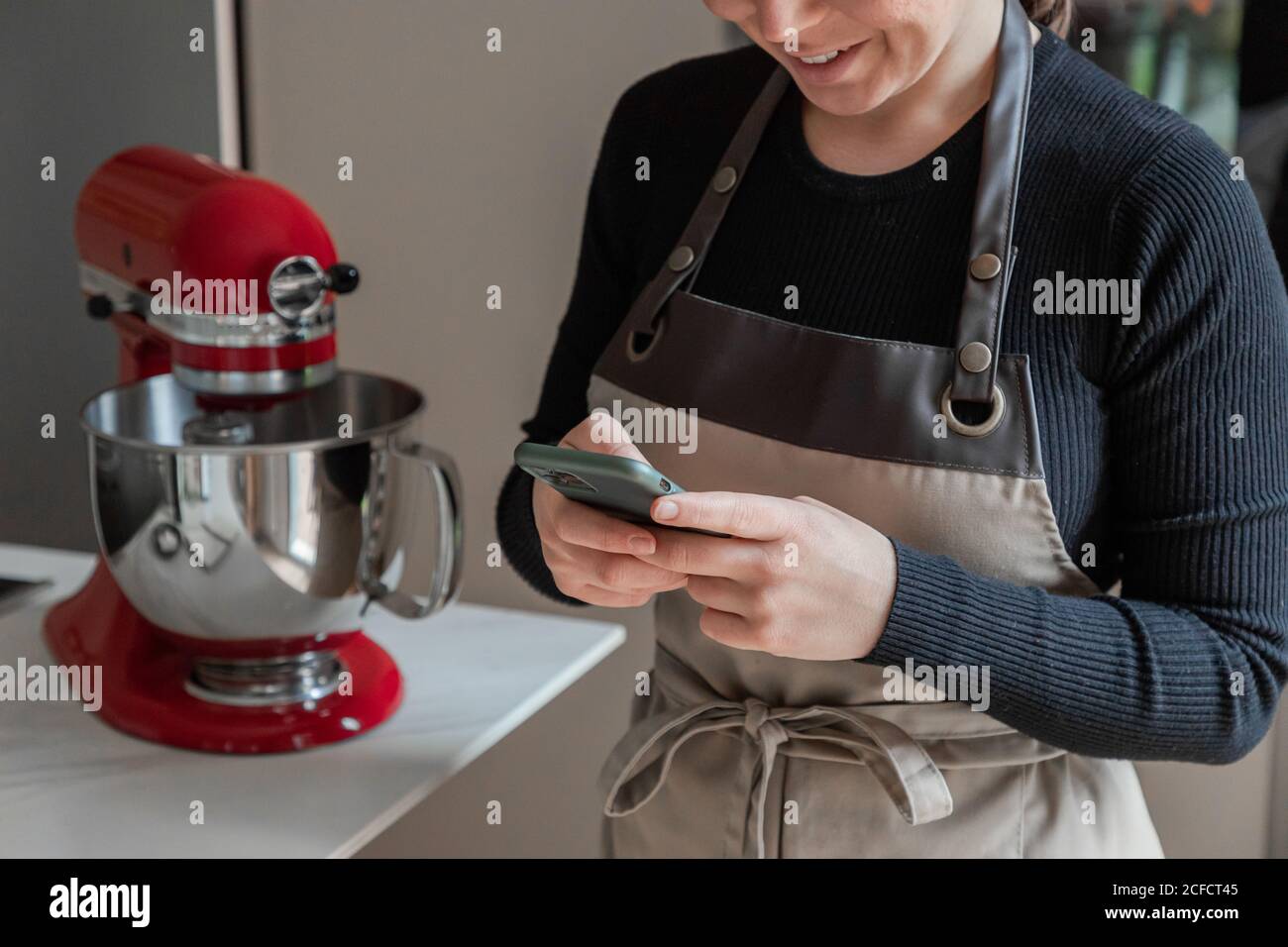 Standing next to table hi-res stock photography and images - Alamy