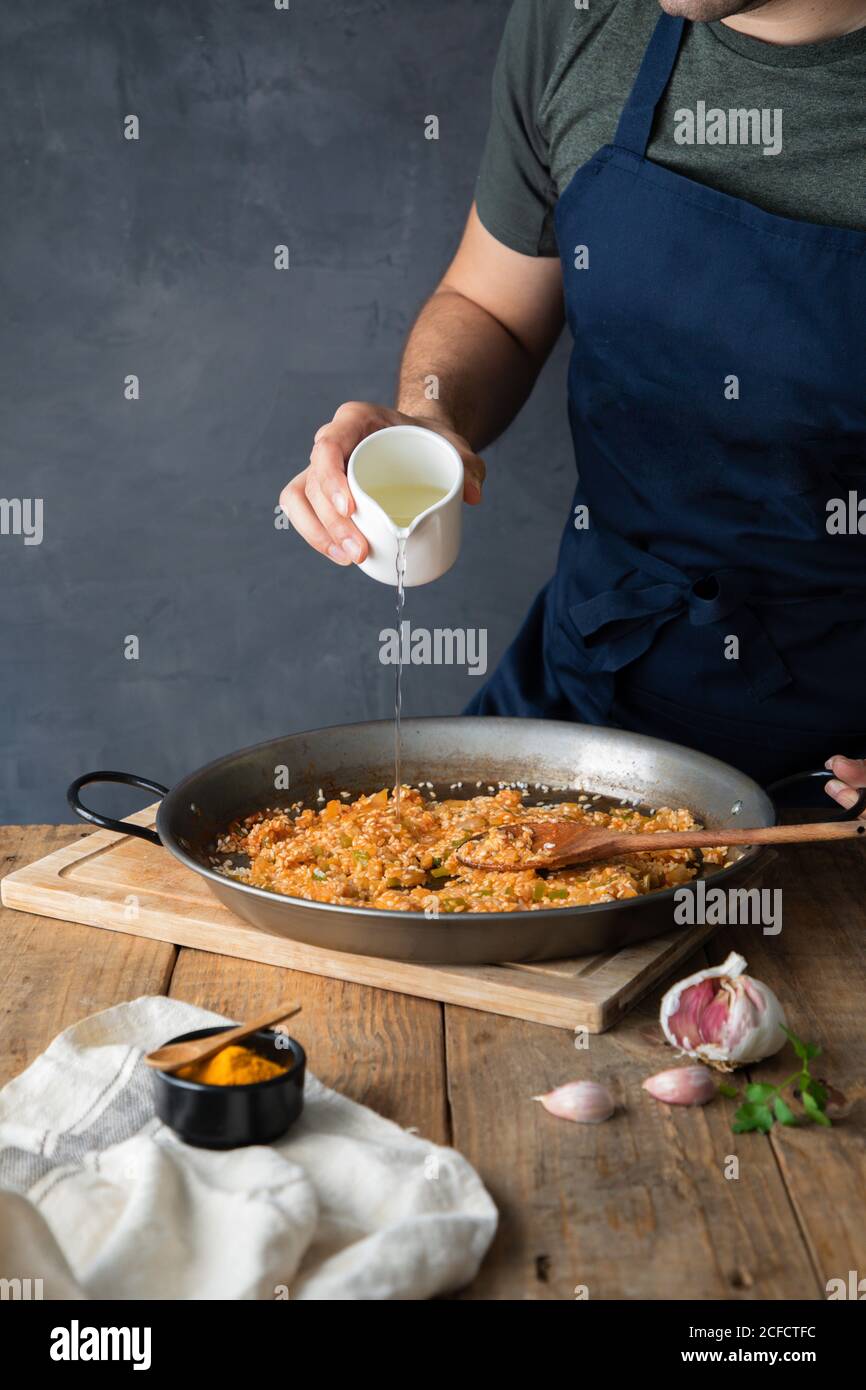 Pouring oil in water hi-res stock photography and images - Alamy