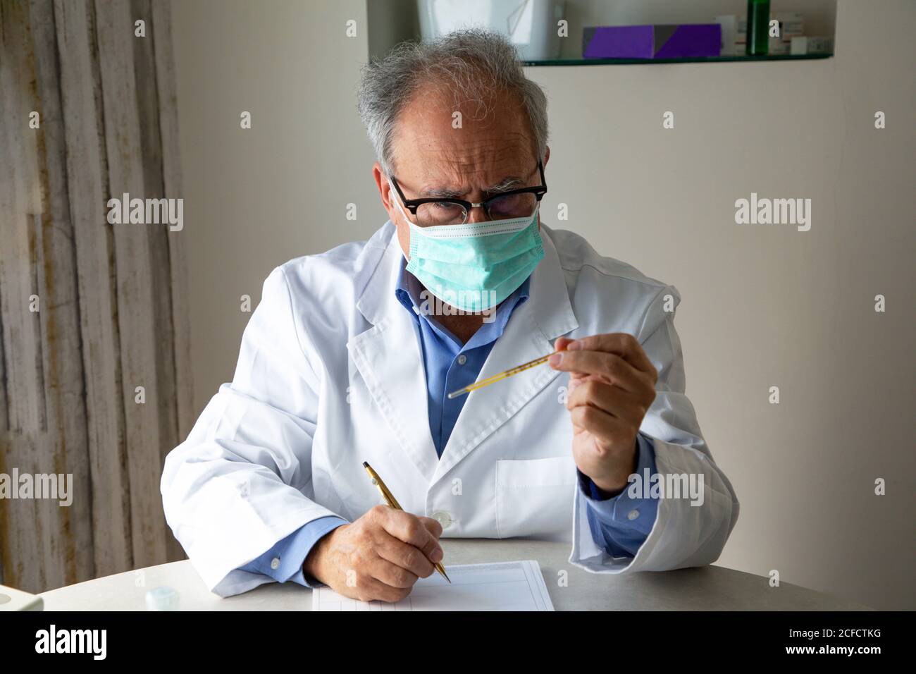 Doctor taking notes mask hi-res stock photography and images - Alamy