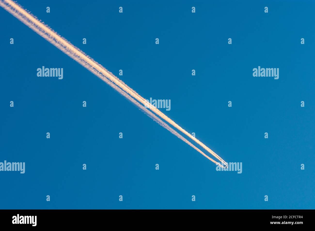 Aircraft contrails hi-res stock photography and images - Alamy