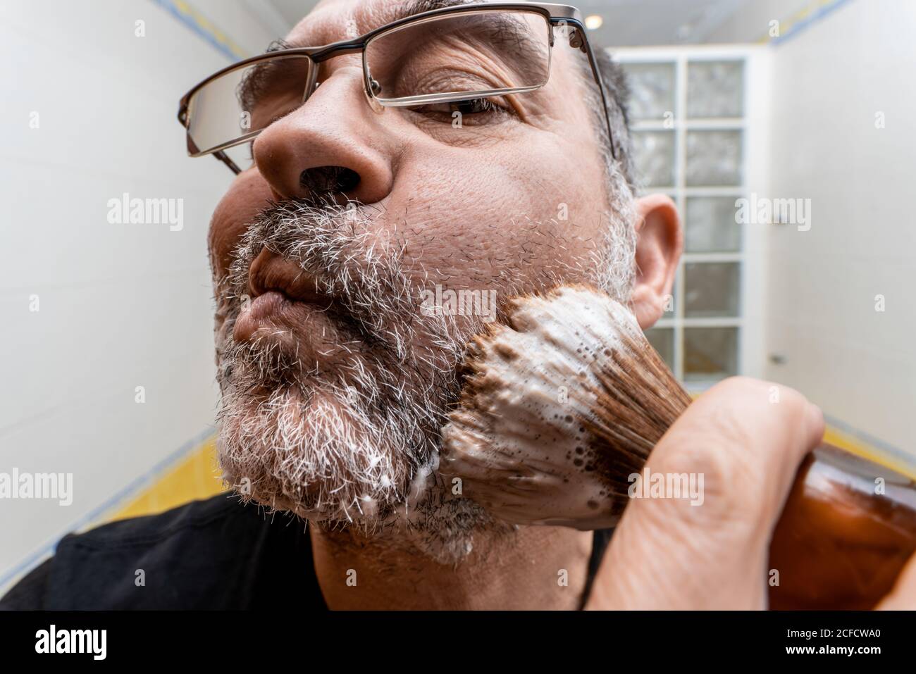 Brush applying foam beard hi-res stock photography and images - Alamy
