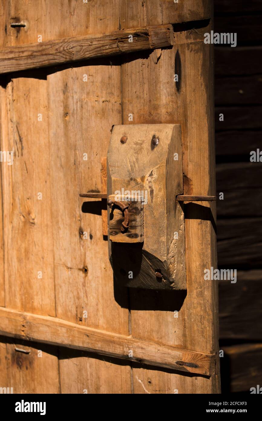 Rustic barn lock hi-res stock photography and images - Alamy