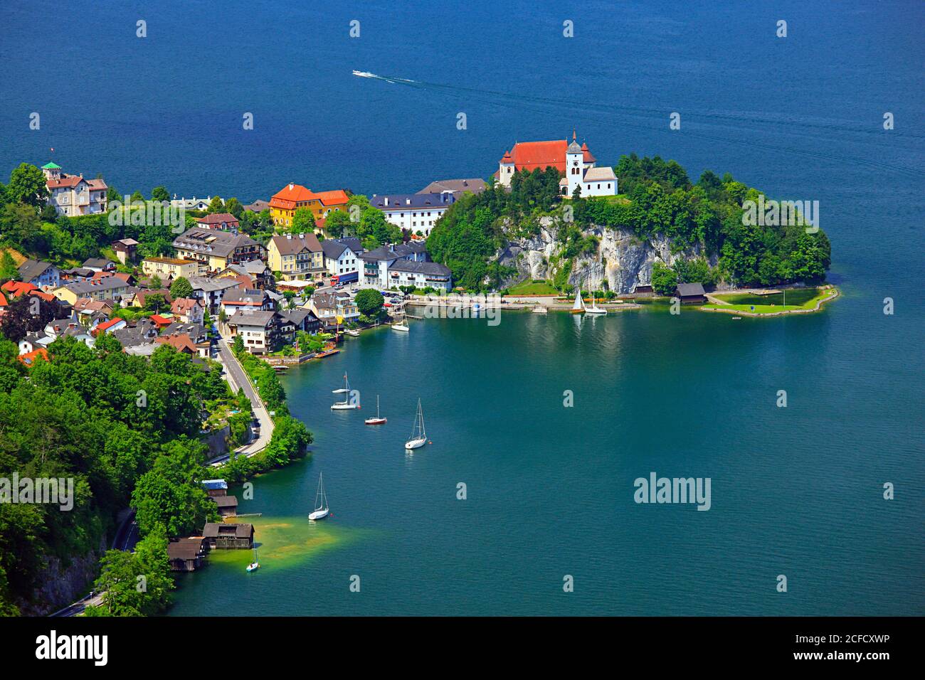 Northwest view of Traunkirchen am Traunsee in the Salzkammergut Stock ...