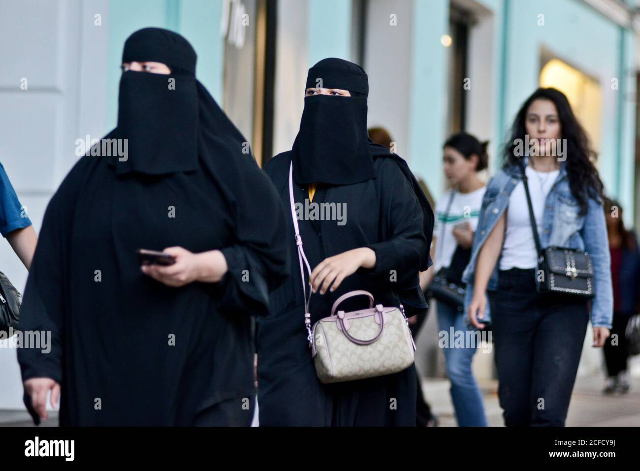 Islamic clothing women hi-res stock photography and images - Alamy