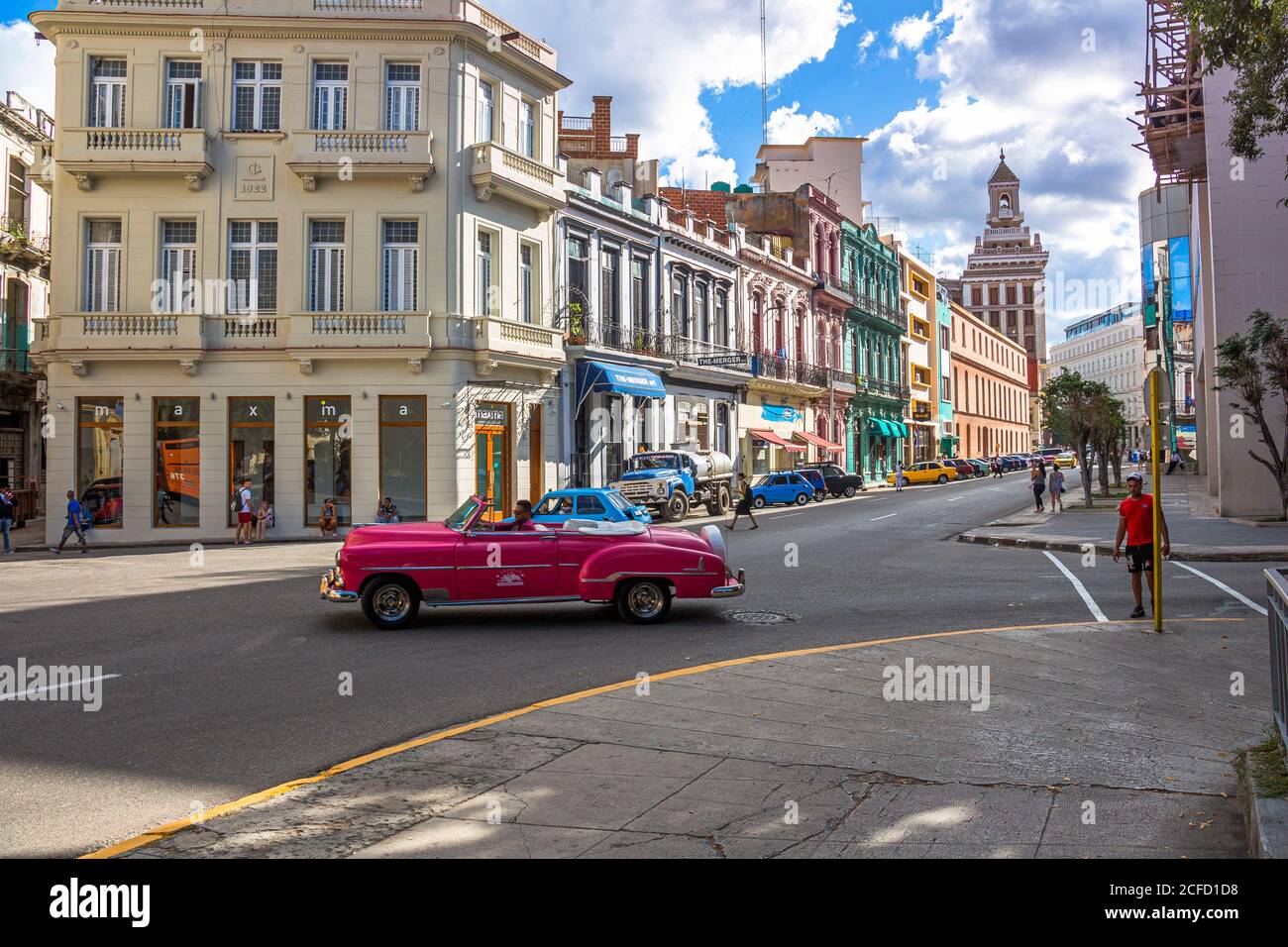 Colorful cuban street with vintage cars and colonial house facades hi ...