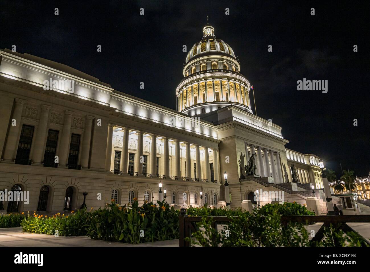 Old havana night cars hi-res stock photography and images - Alamy