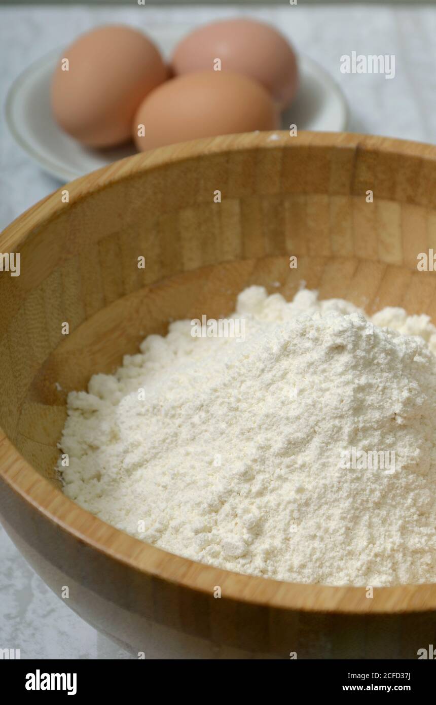 flour in a bowl Stock Photo - Alamy