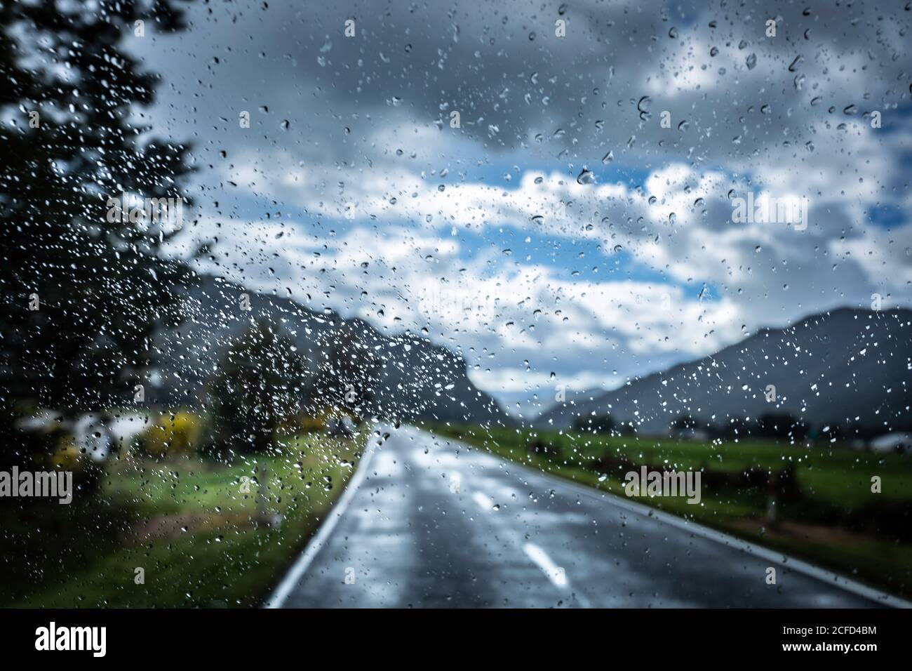 Raindrops falling fast on window hi-res stock photography and images ...