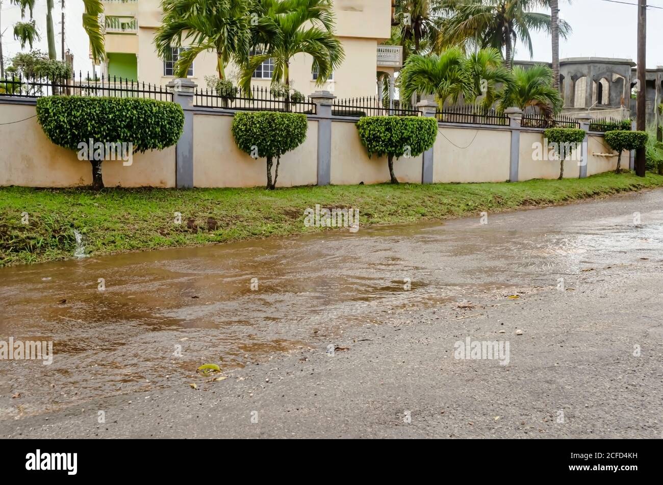 Water running down wall hi-res stock photography and images - Alamy